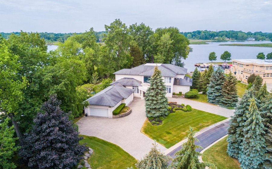 PHOTOS: Michigan mansion listing featuring 90s interior decor goes ...