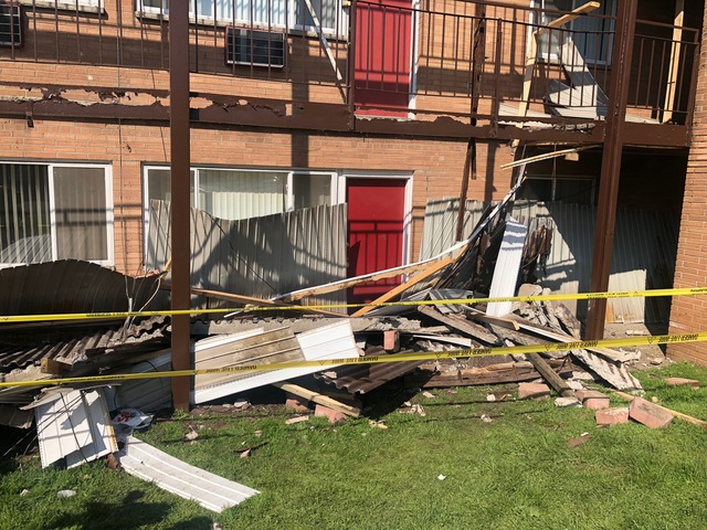 Walkway collapses at apartment complex in Detroit, two injured - WXYZ.com