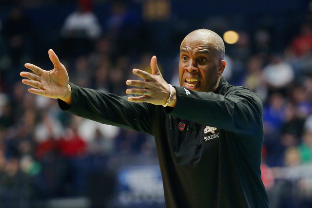 Report: Detroit Mercy hires Mike Davis as men's basketball coach - WXYZ.com